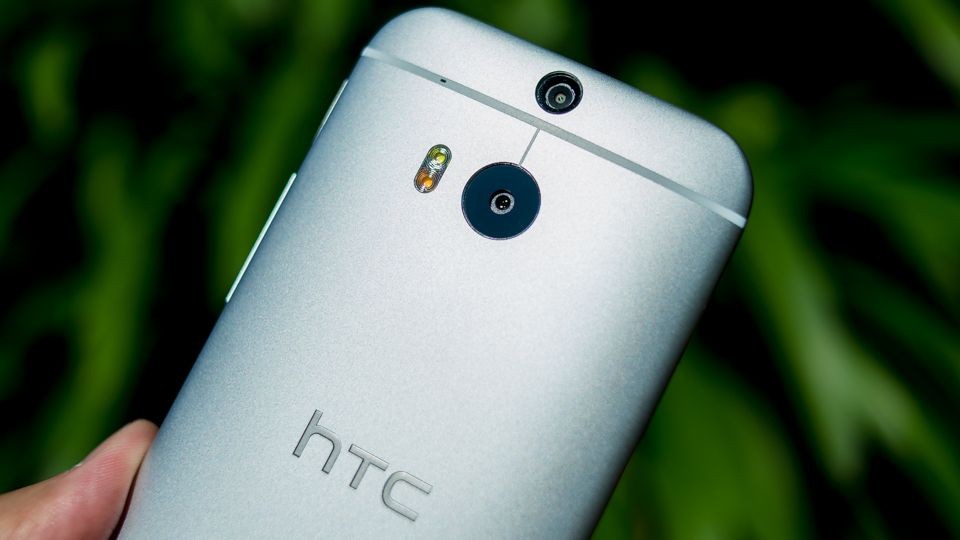 Montagem do HTC One M9 Plus compara seu tamanho ao do modelo padrão ...