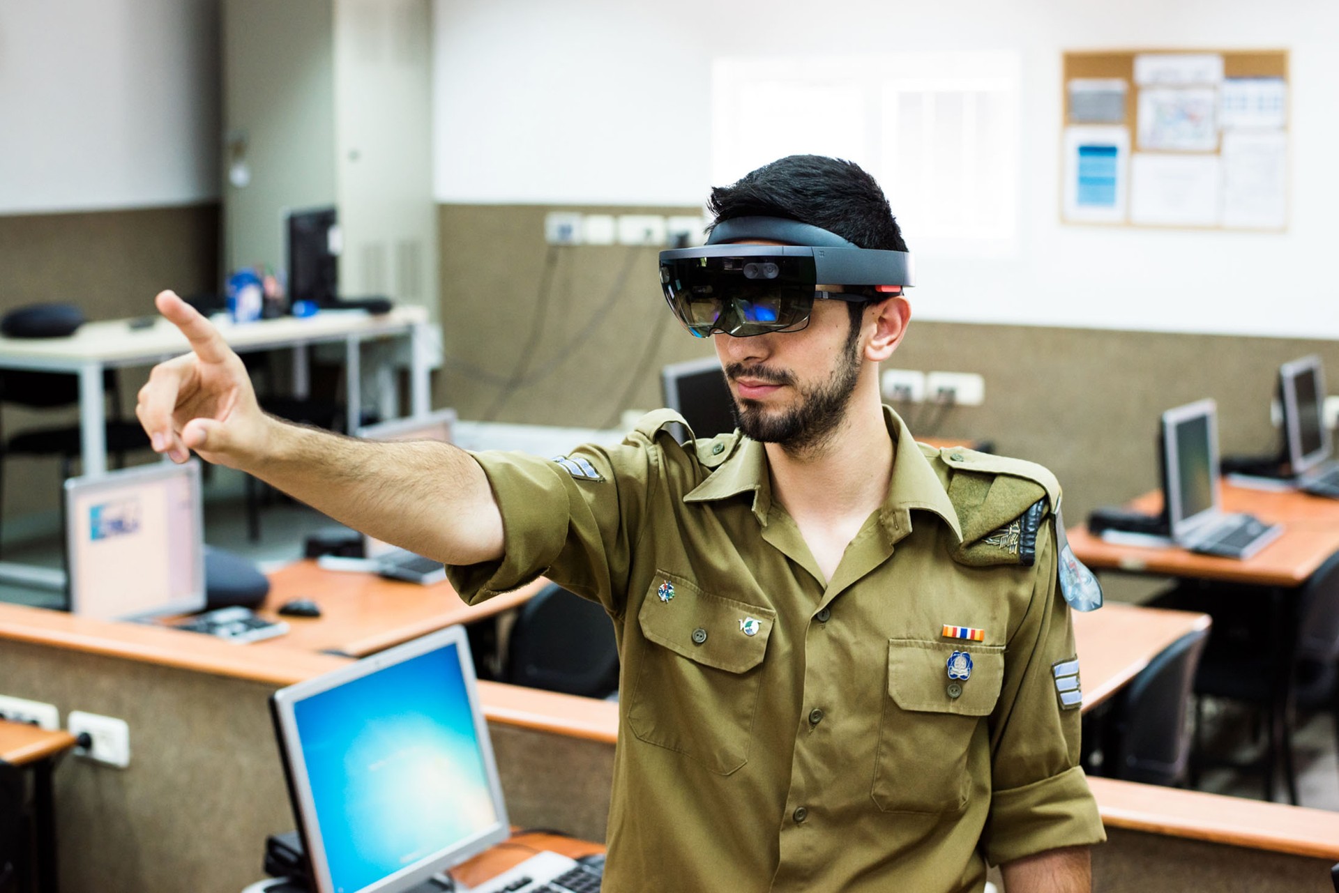 Guerra à vista? Exército israelense adquire HoloLens para treinar ...