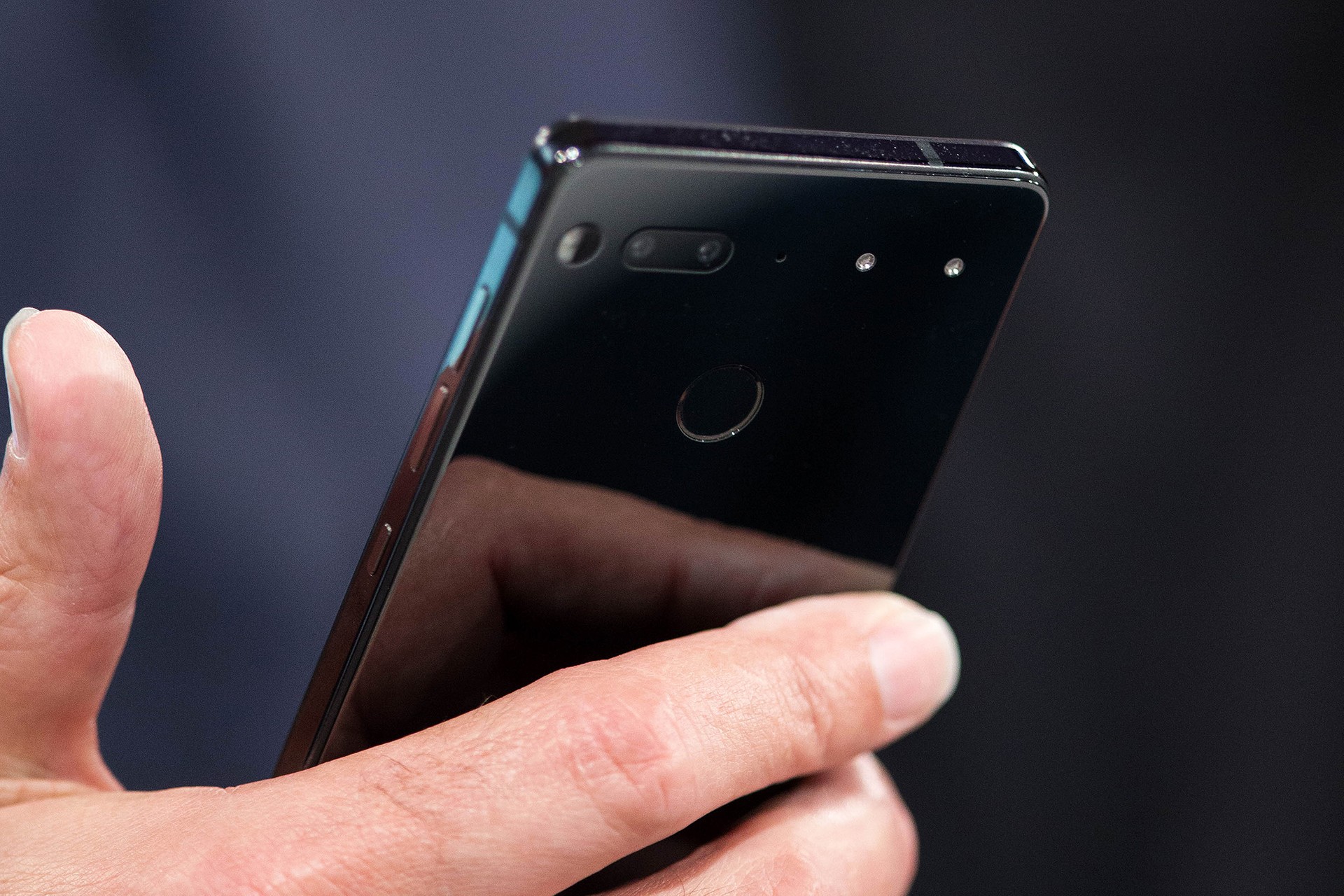Patente exibe Essential Phone PH-2 com tela sem entalhe e traseira da ...