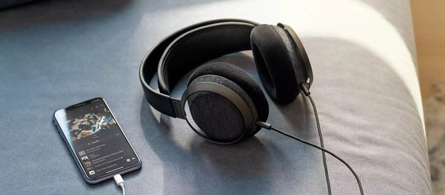 Fone Philips A6219 tem bateria de 80 horas com carregamento solar ...