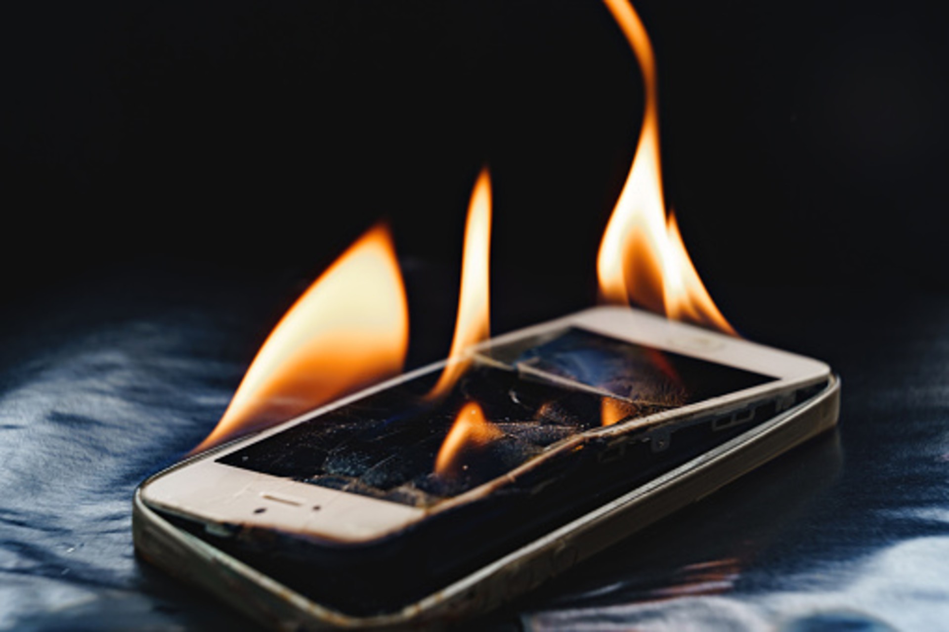 iPhone catches fire while family was sleeping and explosion caught on ...