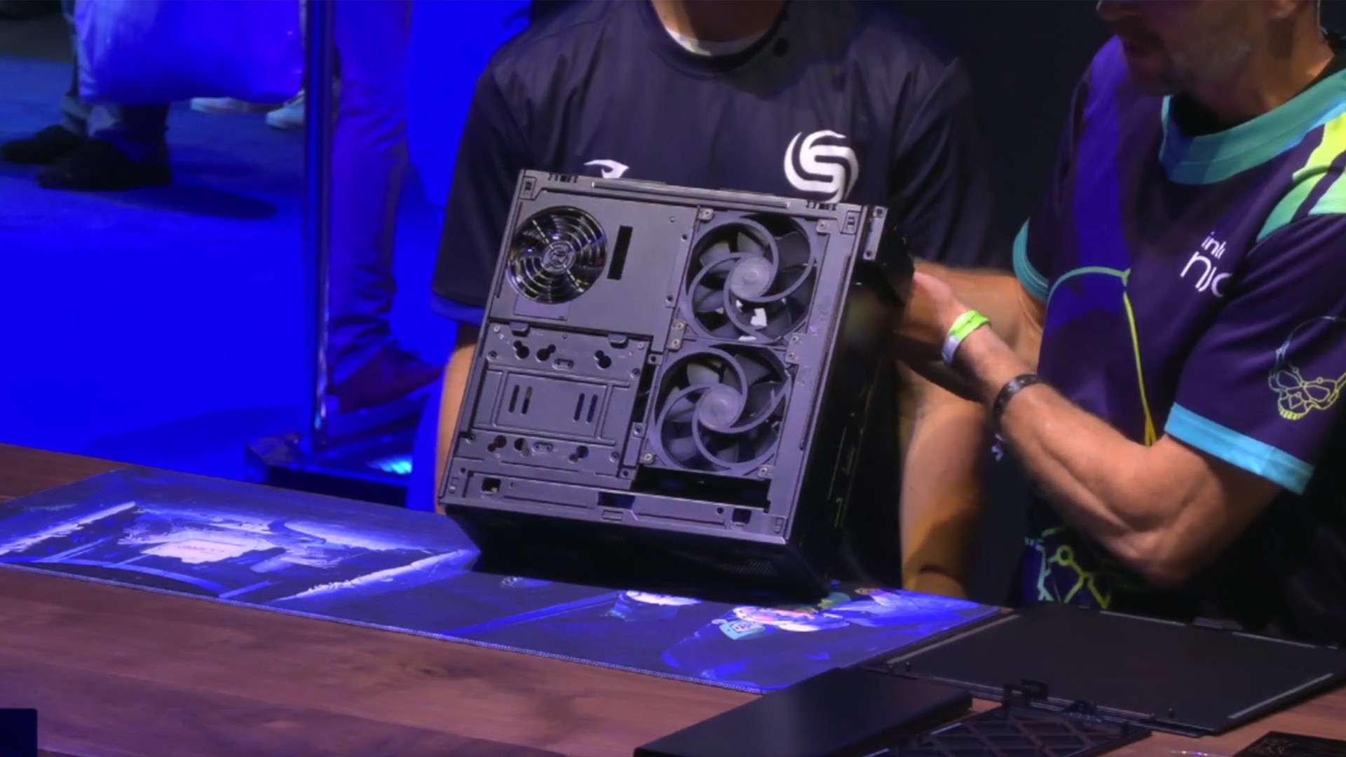 Intel NUC 13 Extreme é exibido com suporte chips Raptor Lake e GPUs ...