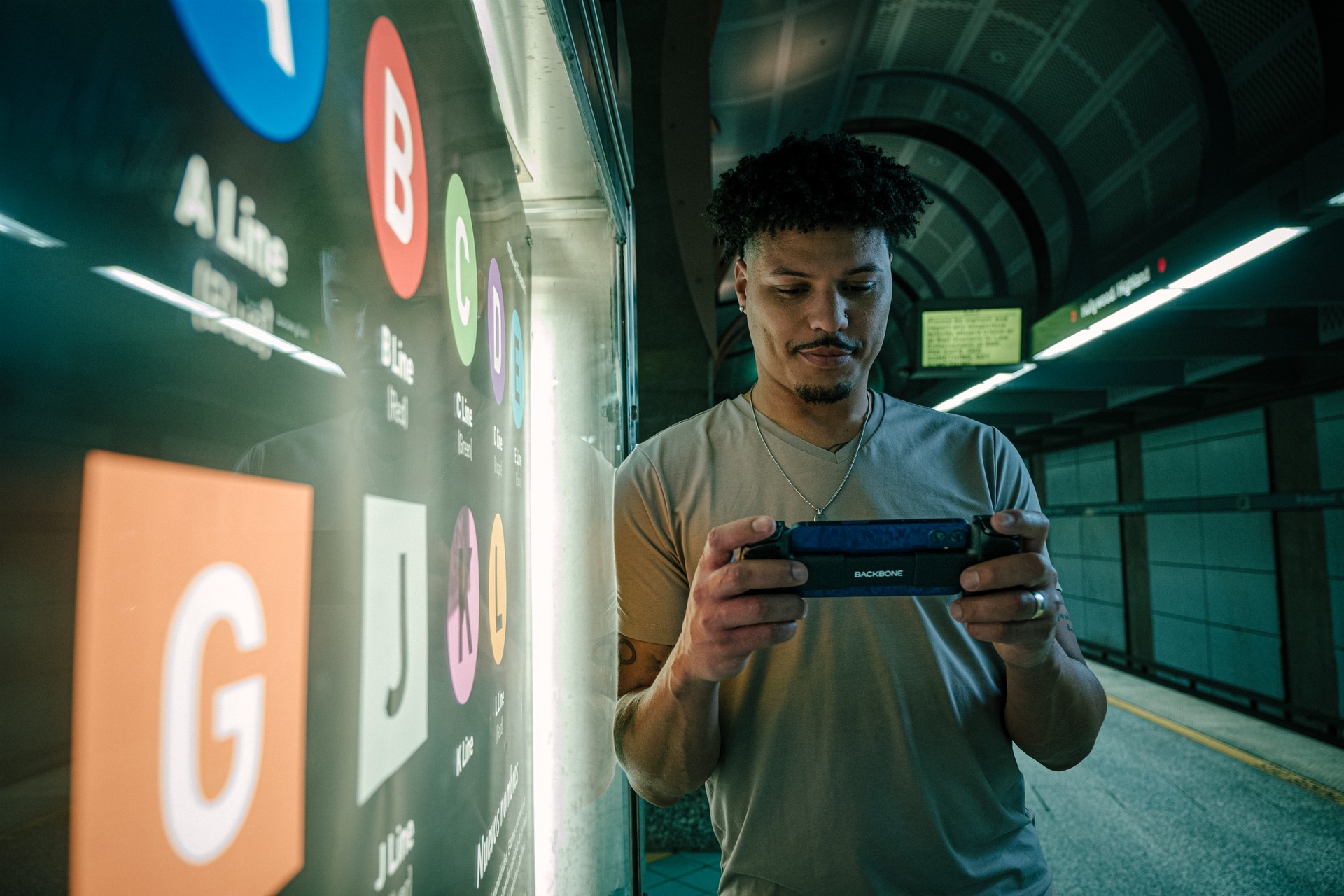 Backbone One de 2º geração fica mais barato e ganha promoção para Black ...