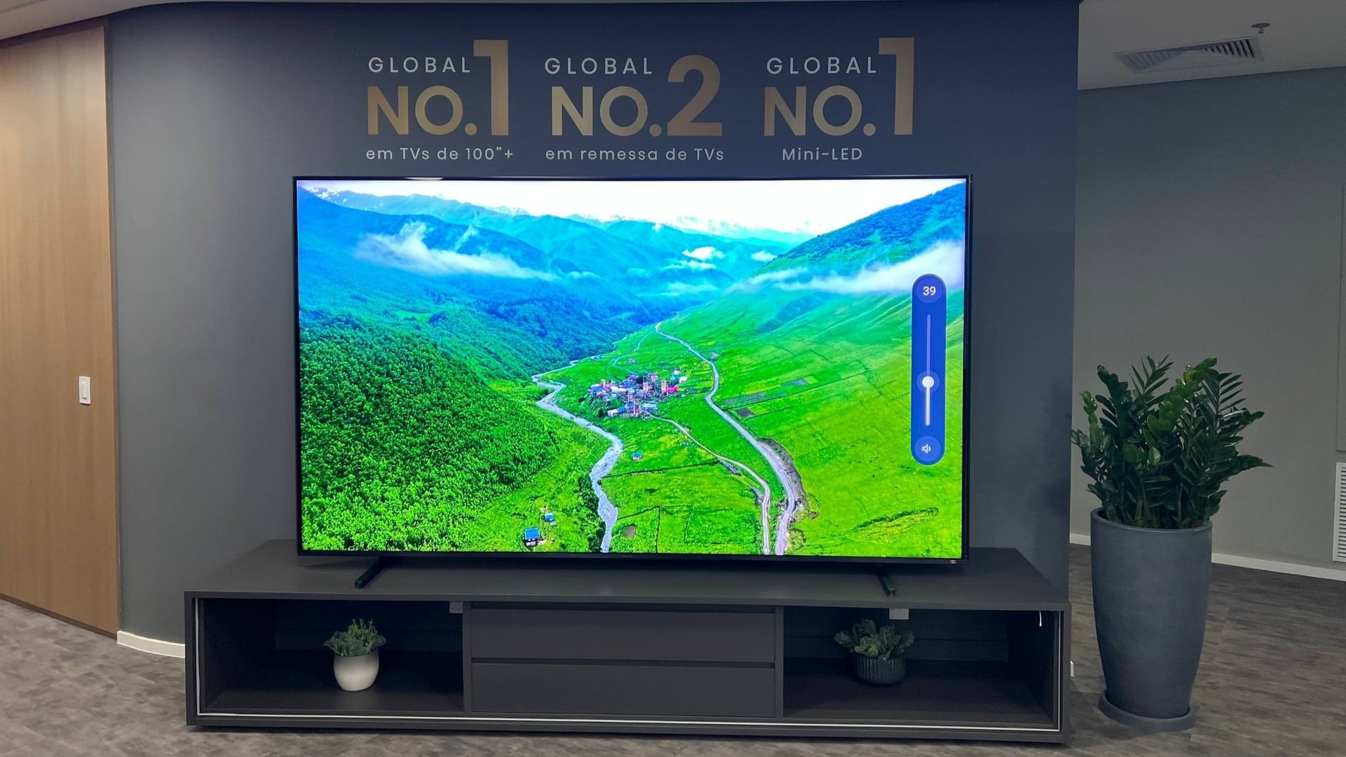 Hisense lança no Brasil TV mini LED UX de 116 polegadas com som premium ...